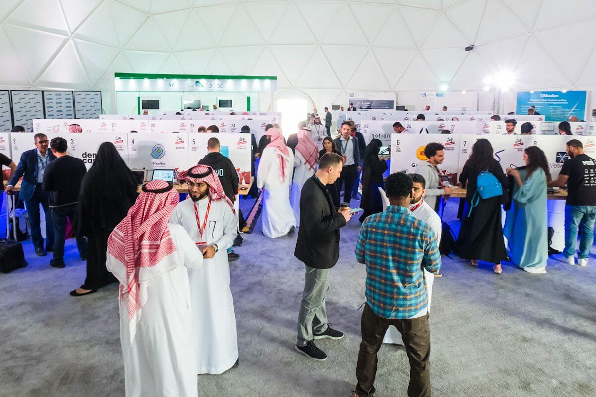 تطبيق هاتفي جديد يُسهّل الأمور المالية عن بُعد للعاملين أينما وجدوا ...